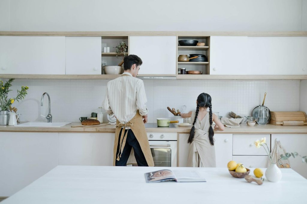 Cleaning Hacks & Decluttering Tips for Busy Moms